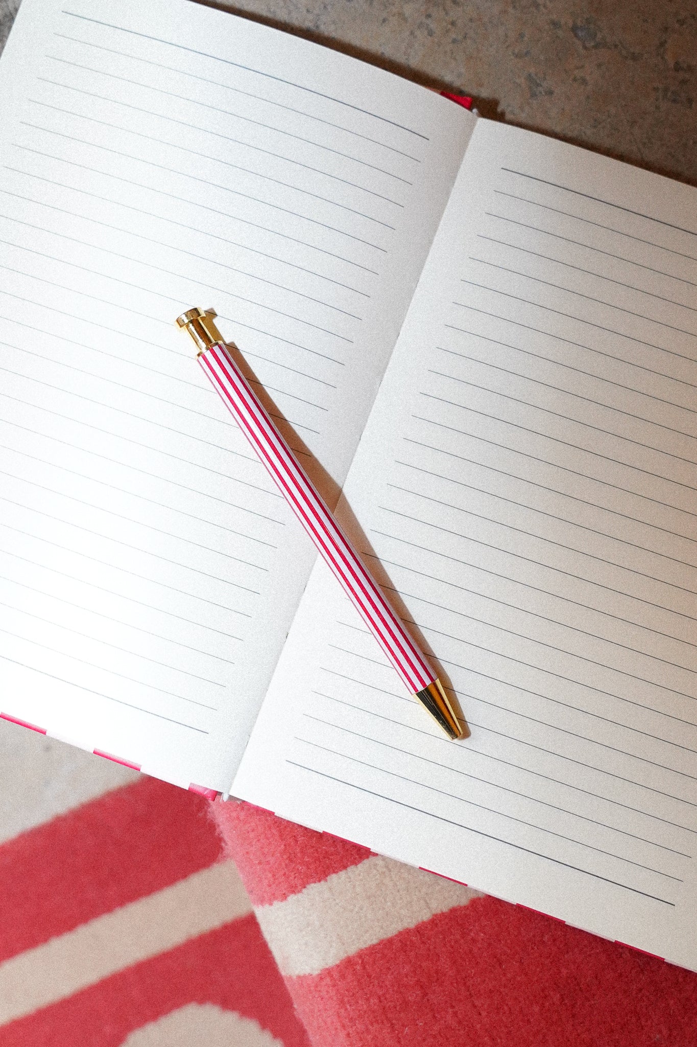 Stylo rayures rouges et roses